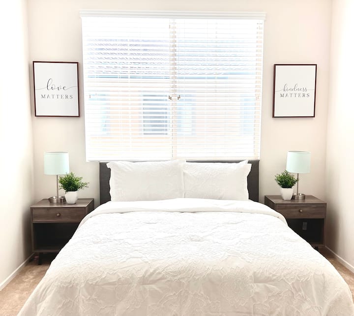 Cheerful 2 Bedroom Townhome - Ontario, CA