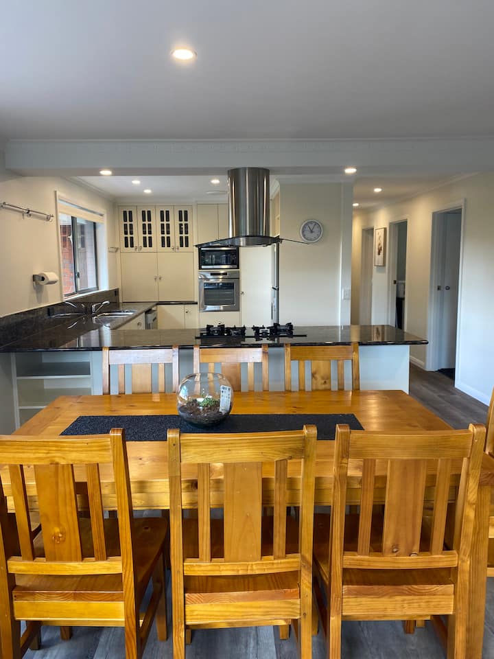 Newly-refurbished, Sunny Home With Stunning Views - Launceston