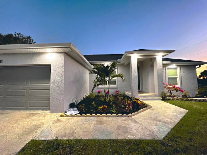 Cozy 3 Bedroom/2 Bathroom Home W/ Backyard Gazebo - Port Charlotte
