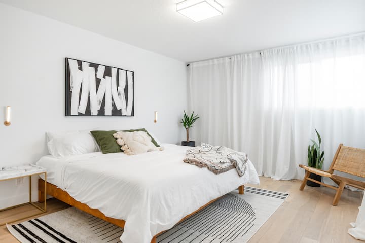 The White House -A Luxury Mega Condo 3 Mins To Dt - Calgary