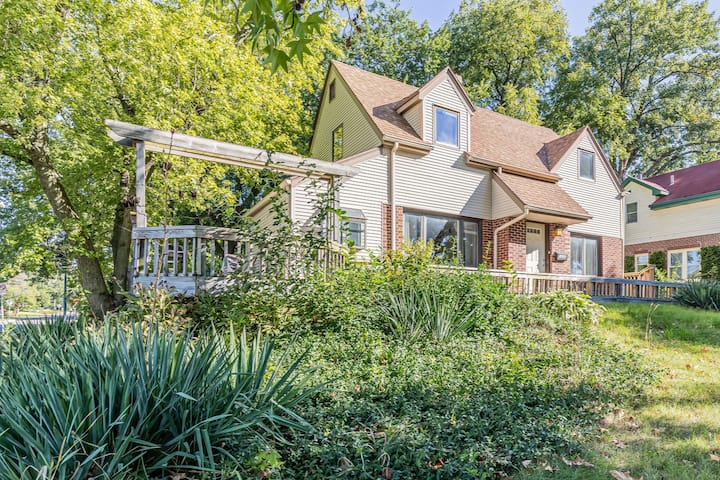 Stylish Home: 4br Minutes To Campus & Downtown - Champaign, IL