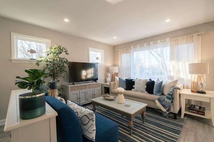 Smooth Sailing! Lux 3 Bed Suite In Port Colborne - Port Colborne