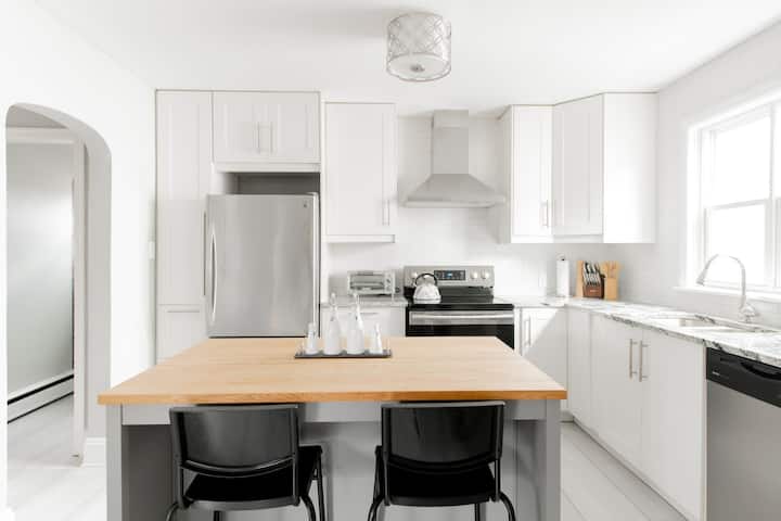 Cheerful 4 Bedroom With Yard, Large Deck & Parking - Halifax