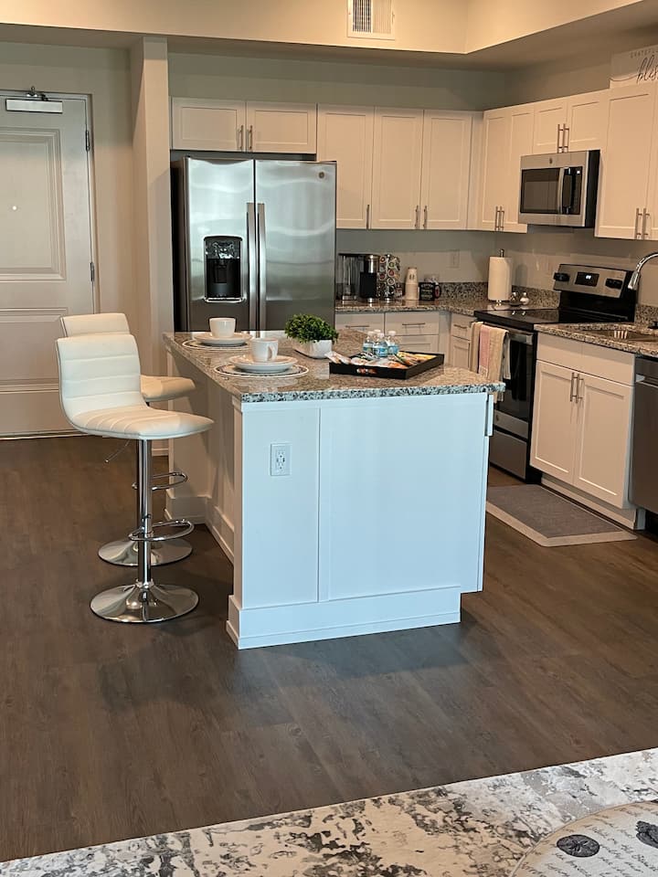 1b/1b Luxury Apt Pool View Near Various Hospitals - Cape Coral, FL