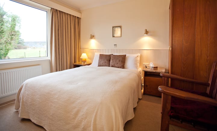 Kenmare House .
Double Ensuite Bedroom. - Kenmare