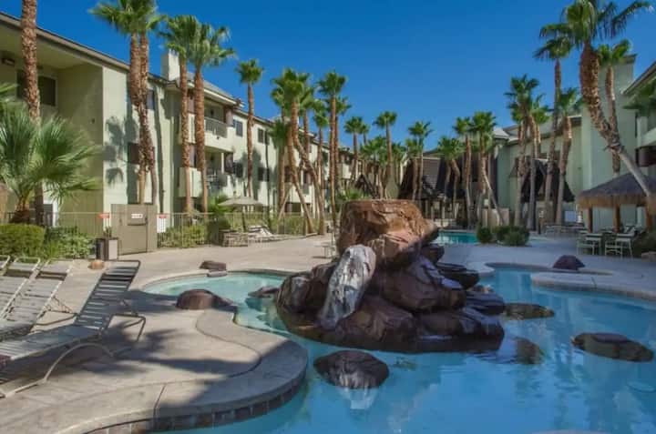 Wonderful Tropical Resort Apartment, Pool, Hot Tub - Las Vegas, NV