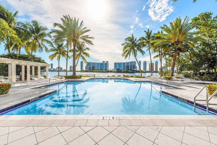 Chic 2br Waterfront In Aventura -Mins Beach & Mall - Aventura, FL