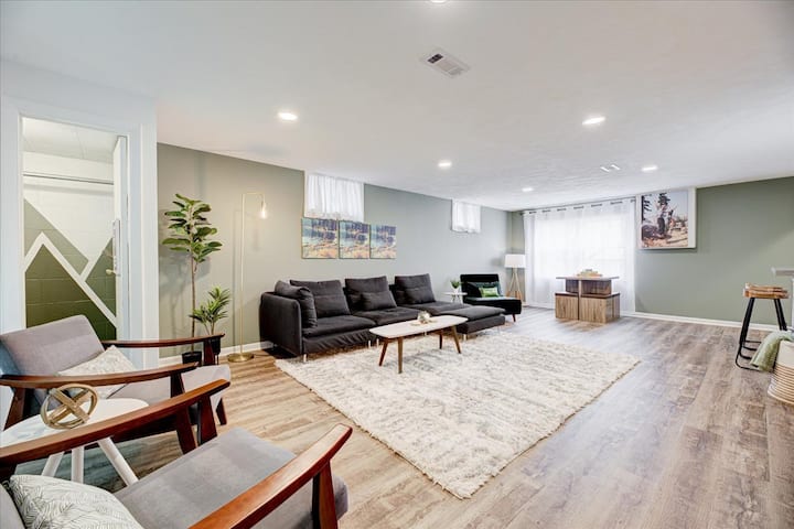 Bright & Cheery Walkout With Private Patio! - 奧馬哈