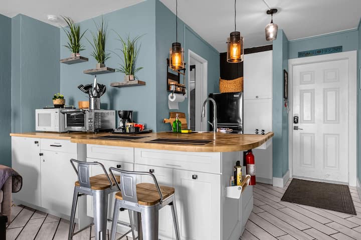 Oceanfront Bliss: Ocean Front Complex: Pools Open - Daytona Beach, FL