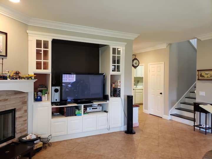 Entire House: 3 Rooms And 2 Baths Plus Dent Area - Eastvale, CA