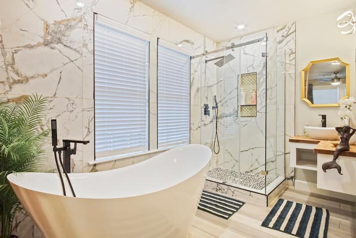 Beach Romantic Master Suite | Hot Tub | Rainshower - Bricktown - Oklahoma City