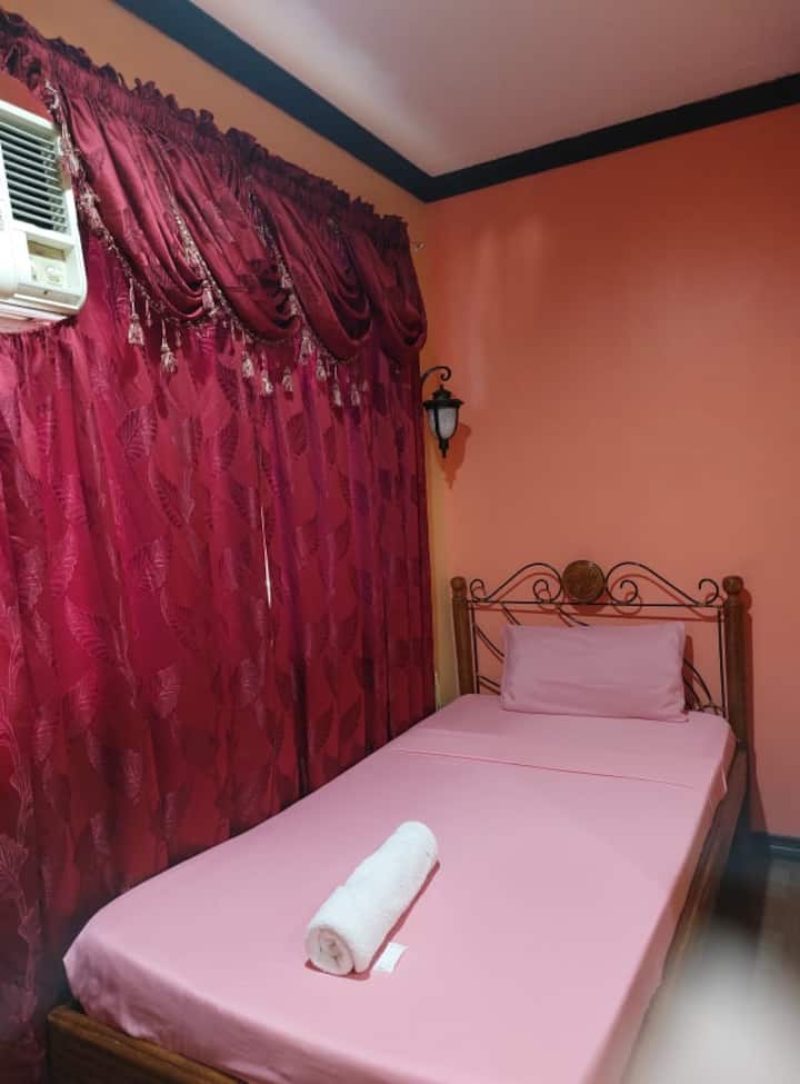 Budget Single Room- A/c Free Parking & Wifi - Dumaguete