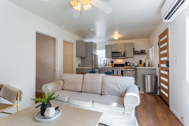 Pvt 2 Bed/1bth + Parking + Large Pvt. Yard + Bbq - Los Angeles, CA