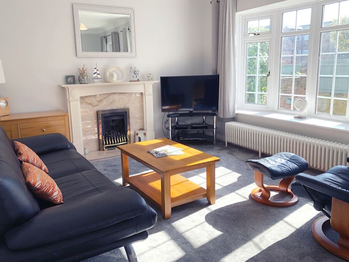 Holly House | Perfect Location Near Beach & Town - Exmouth, UK