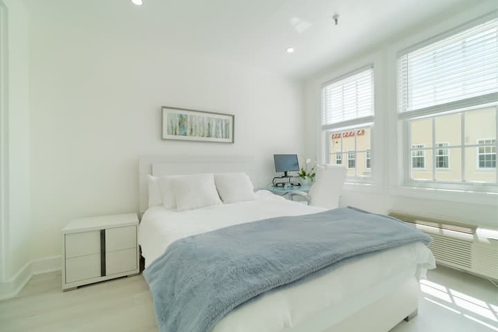 Luxurious 2br Retreat On Palm Beach Island - Palm Beach, FL