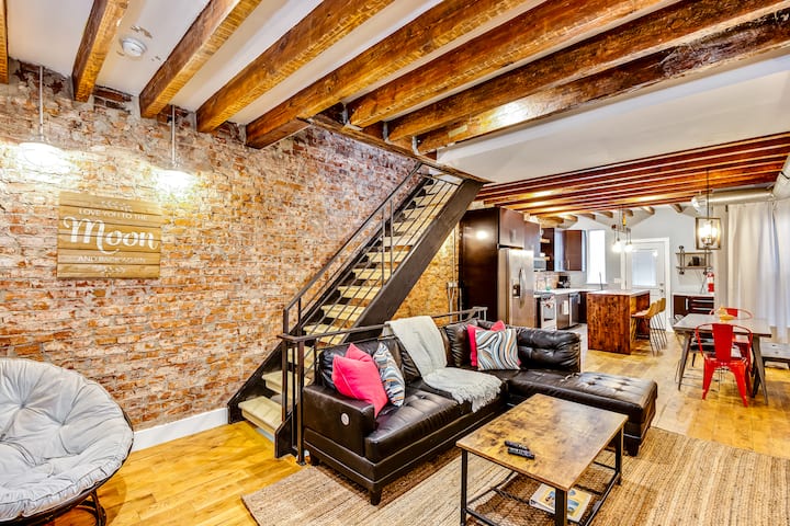 Beautiful Townhouse 4br/2br+back Patio Sleeps 10! - Philadelphia, PA