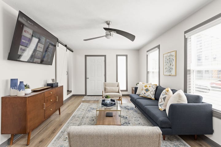 Sunnyblue | 2 En-suites | Yard | Hip Fountain Sq - Indianapolis