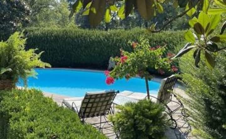 Charming Cottage & Pool Near Churchill Downs - Louisville, KY