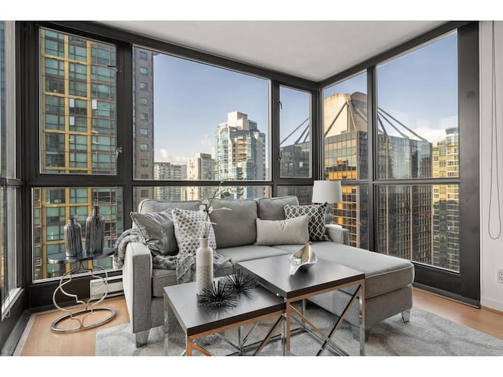 Modern Condo With Water Views Downtown Vancouver - Vancouver