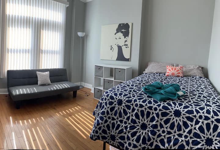 I1- Right In Front United Center&next To Downtown - Chicago