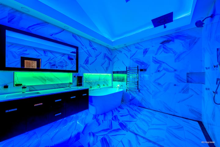 Luxury Modern House Epic Master Bath & Pool Table - Niles, IL