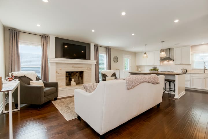 Kid-friendly 4 Bedroom Home W/ Heated Private Pool - Overland Park, KS