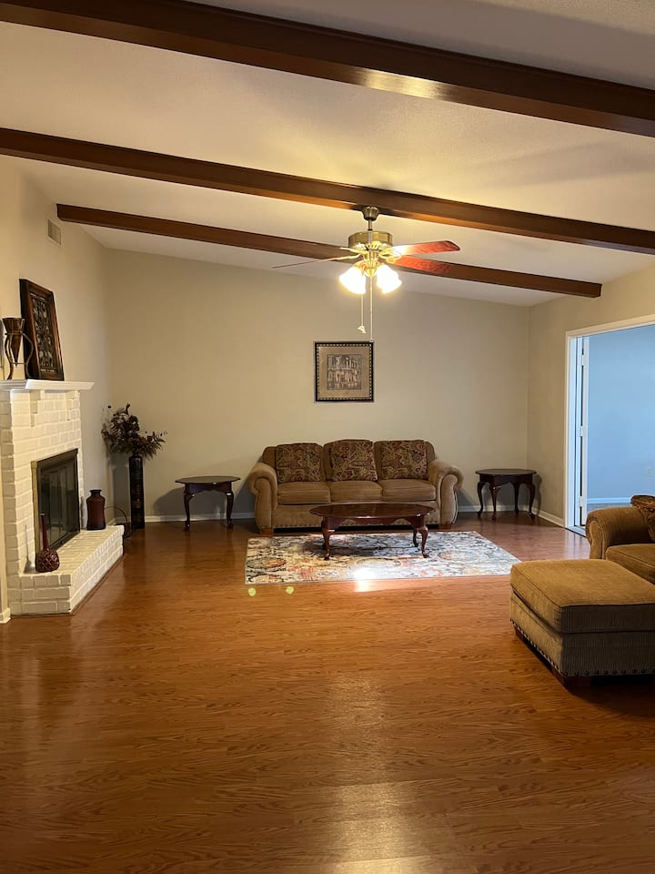 Lovely Three Bedroom Townhouse Sleeps Six . - Beaumont, TX
