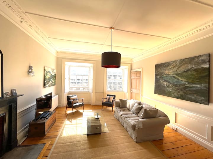 Spacious 3 Bed Top Floor Apartment Newtown Centre - Edimburgo