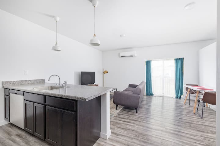 Downtown Top Floor Apartment - Clarksville, TN