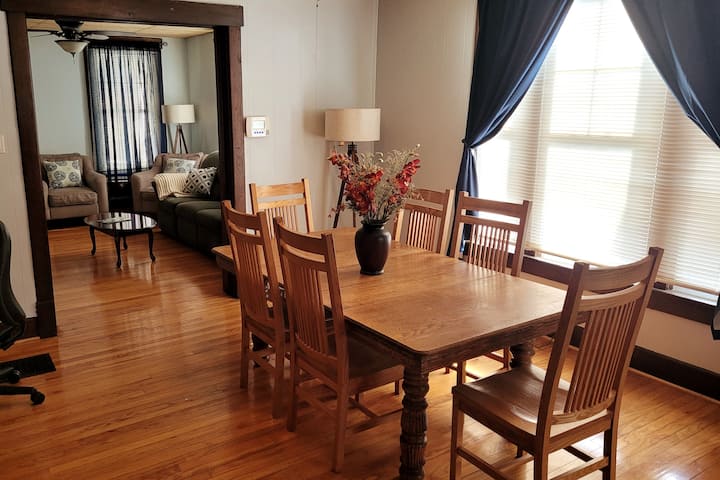 Illinois Street Bungalow In West Urbana W/ Parking - Champaign, IL