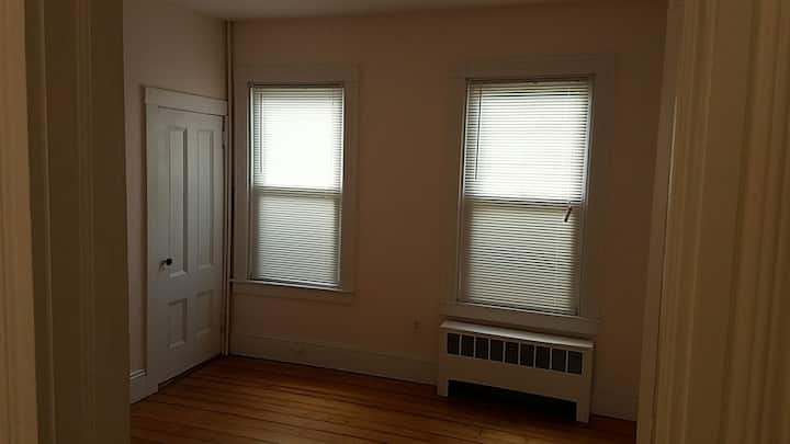 Lovely 1f Apt, Great Newport Location,  W/backyard - Newport