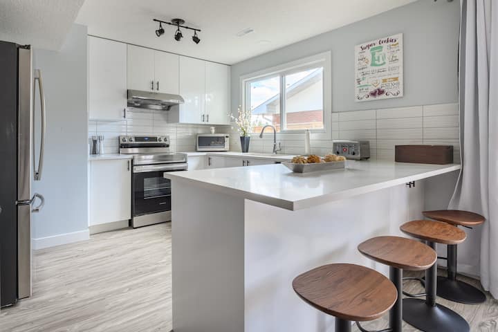 B2 Reno'd 1400sf King Bed+fenced+walk To Shops - Calgary