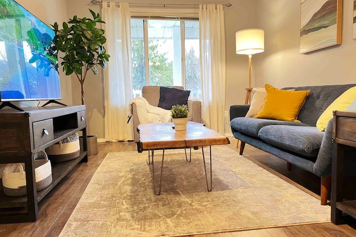 City Escape 2 Brd Suite W/ Essentials! Sleeps 4 - Hope