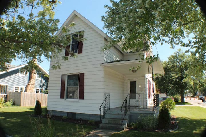 Riverwalk, Bars, Sushi, And Nightlife Close By! - Mishawaka, IN