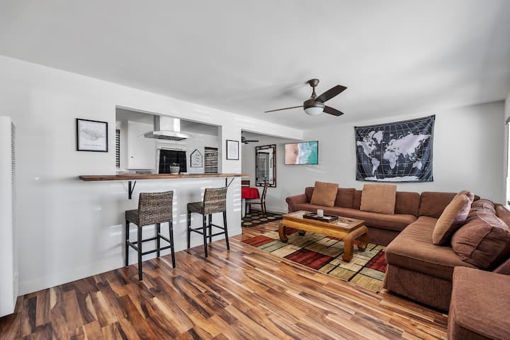 Cheerful Family House, 3 Bedrooms Near Beaches! - Oxnard, CA