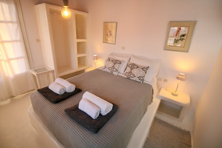 Heliolithos Traditional Guest House - Paros