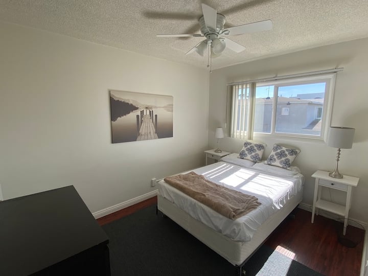 Walk To Smc, Restaurants, Park, Whole Foods, Cafes - Santa Monica, CA