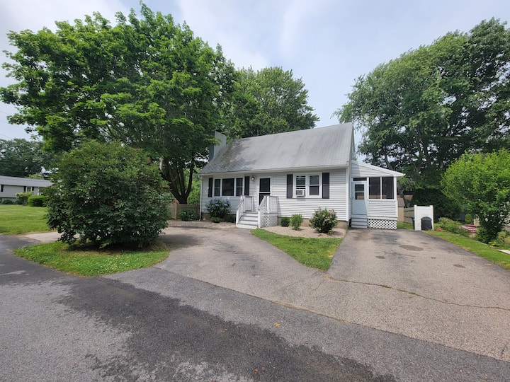 Cute 3 Bedroom House With Screen Porch - Narragansett, RI