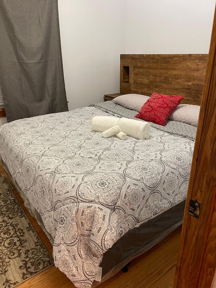 Lovely - 2br 1st Floor Apart. W/ Free St. Parking - Chicago, IL