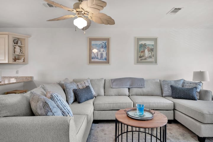 Spacious Condo W/pool, 3-min Walk To The Beach - Miramar Beach