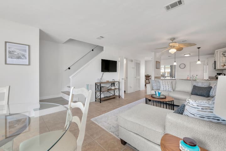 Spacious Condo W/pool, 3-min Walk To The Beach - Miramar Beach