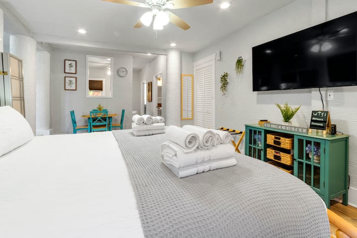 Downtown Tampa Apartment W/ Tropical Patio - Tampa, FL