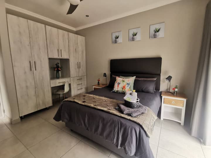 Luxury Earth Flat&sofa Couch @ A Small Extra Cost - Alberton