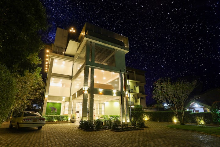 Charmin 16-bedroom Hotel With Pool - Kandy