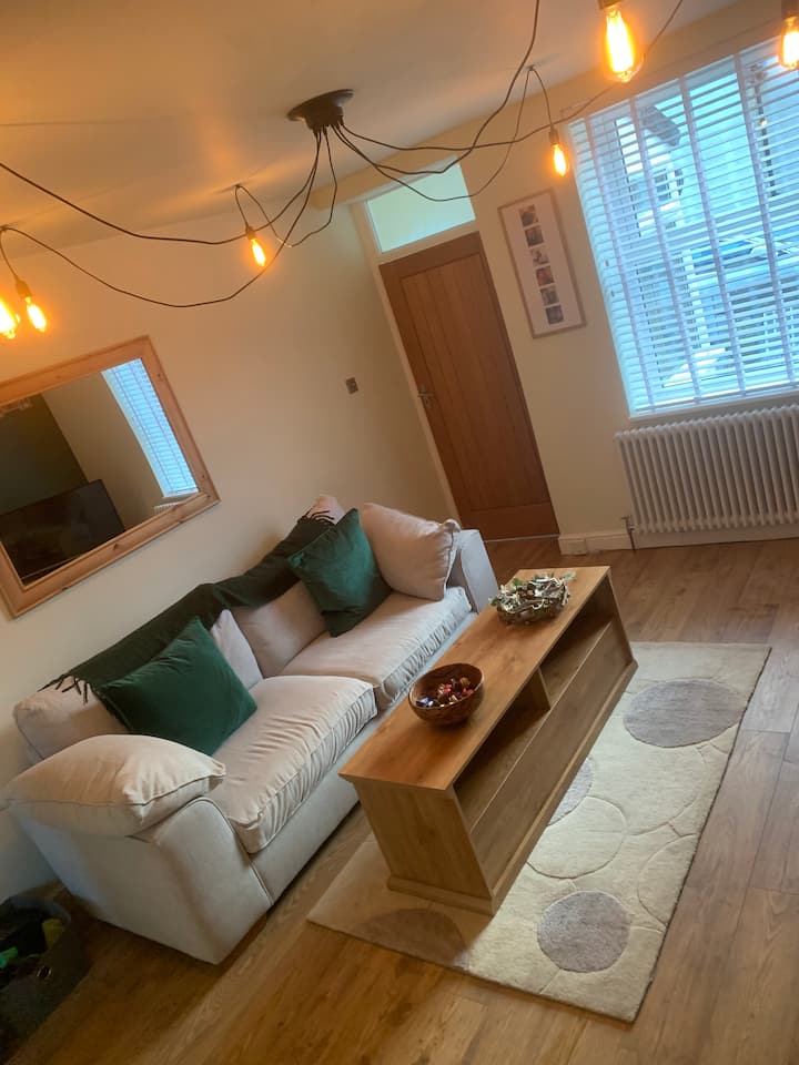 Quaint 1 Bedroom Cottage In Pudsey, Leeds - Leeds Bradford Airport (LBA)