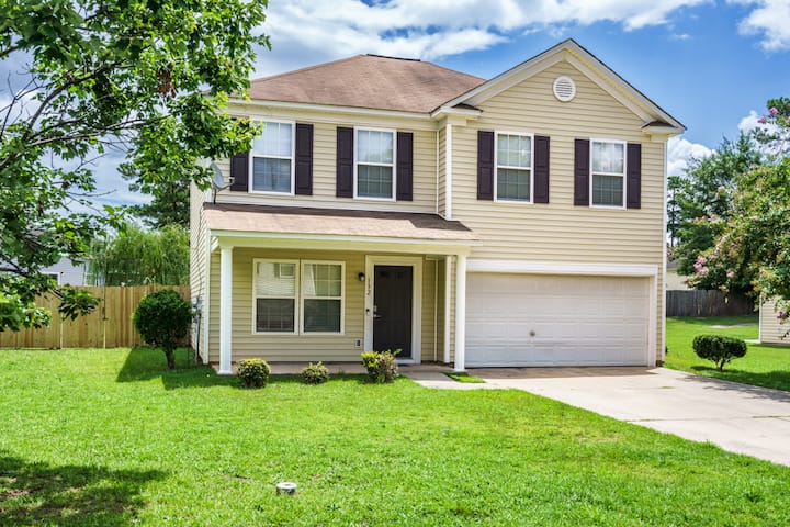 Beautiful 3 Bed Home With Fenced Yard & Parking - Columbia, SC