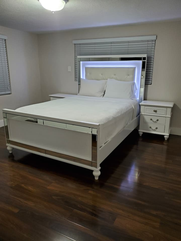 Spacious Private Bedroom ☆Free Parking☆ - Miami, FL