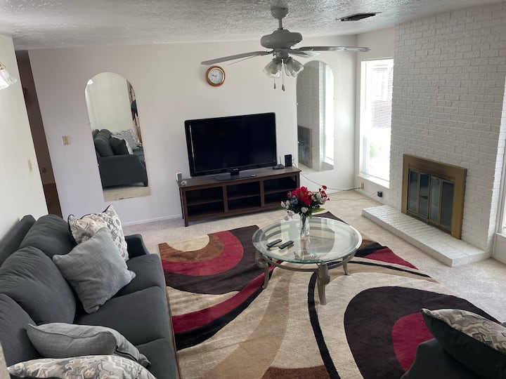 Spacious 4 Bedroom Home In Great Neighborhood! - Albuquerque