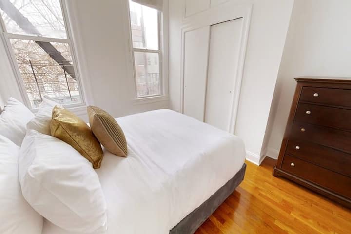 Lovely 3-bedroom With High Ceilings & Office - Brooklyn, NY
