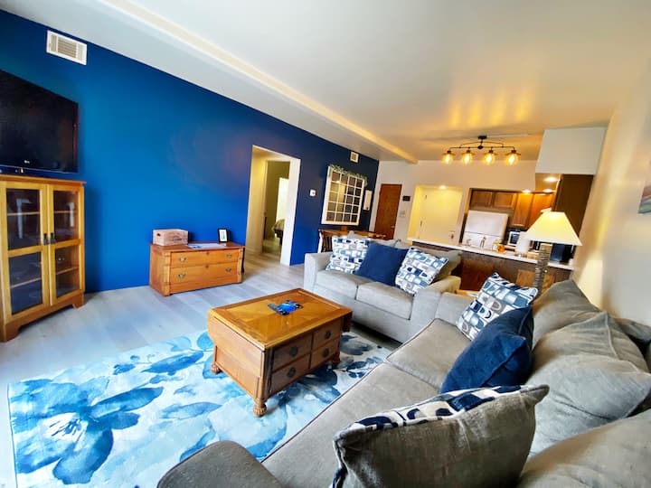 Blue @ Center Hill Country Inn - Mississippi Palisades State Park, Savanna